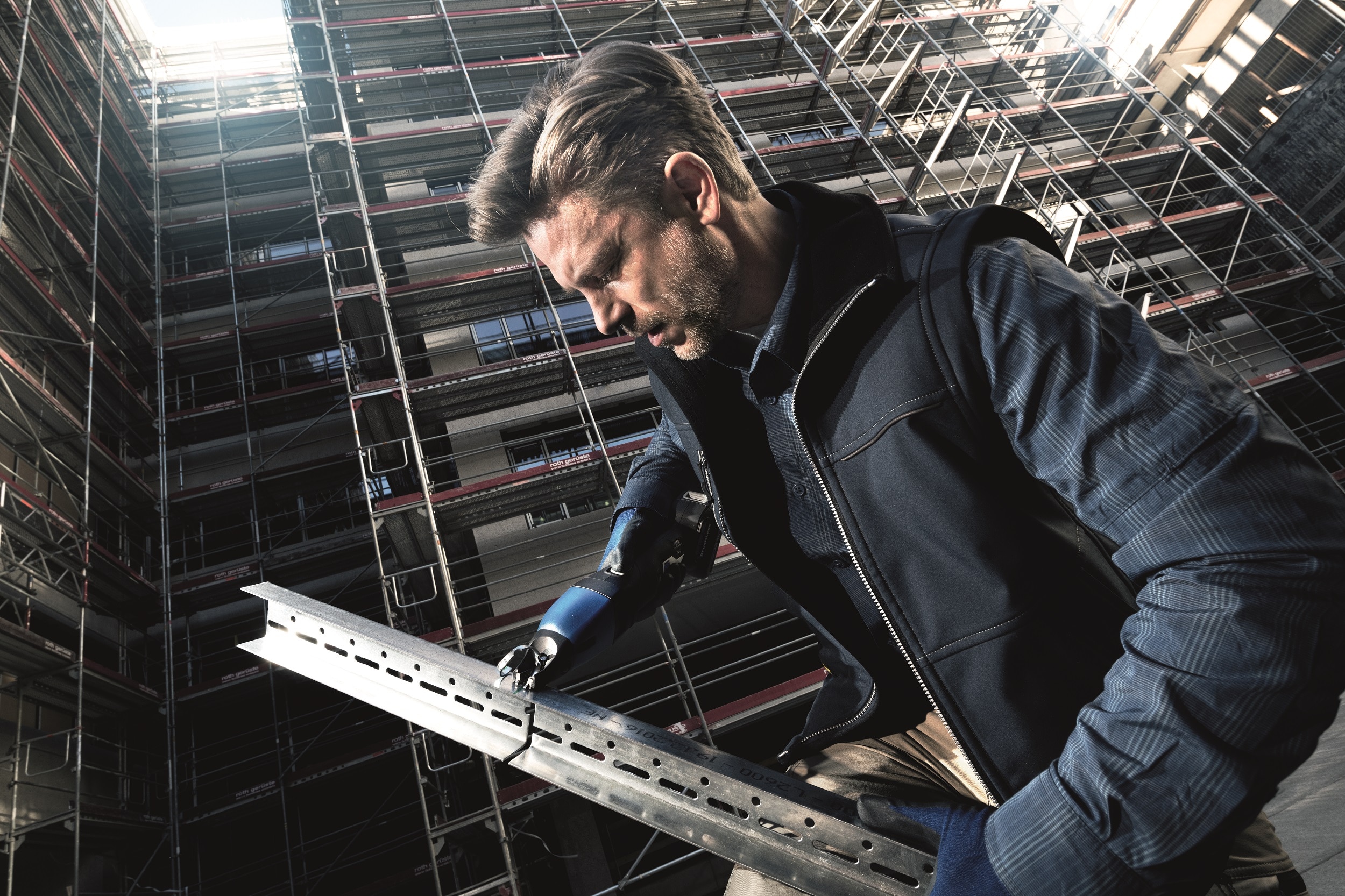 Cordless slitting shear for spiral ducts | TRUMPF