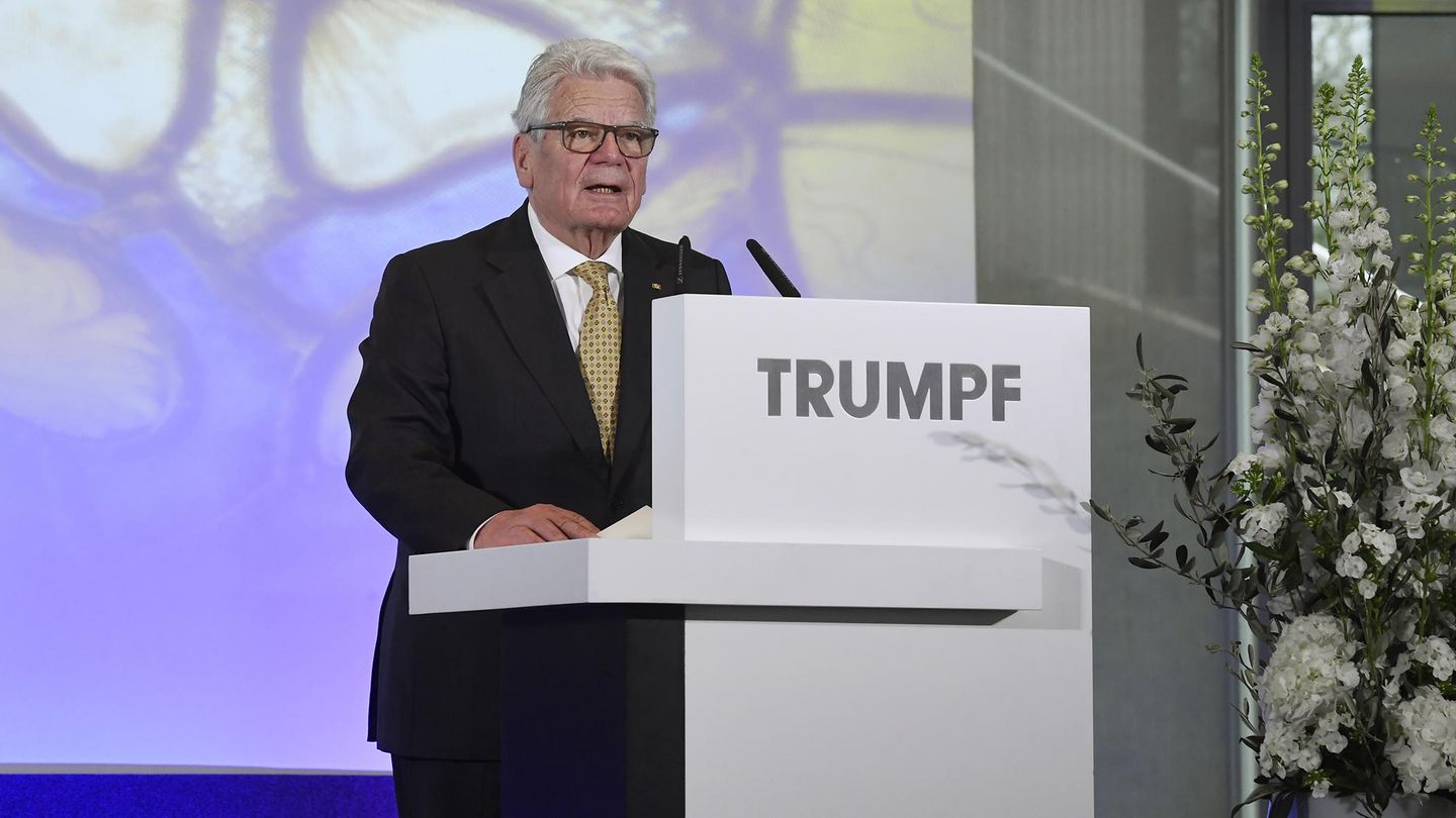 Bishop Wolfgang Huber honoured with "LutherRose" 2021. Speaker Joachim ...