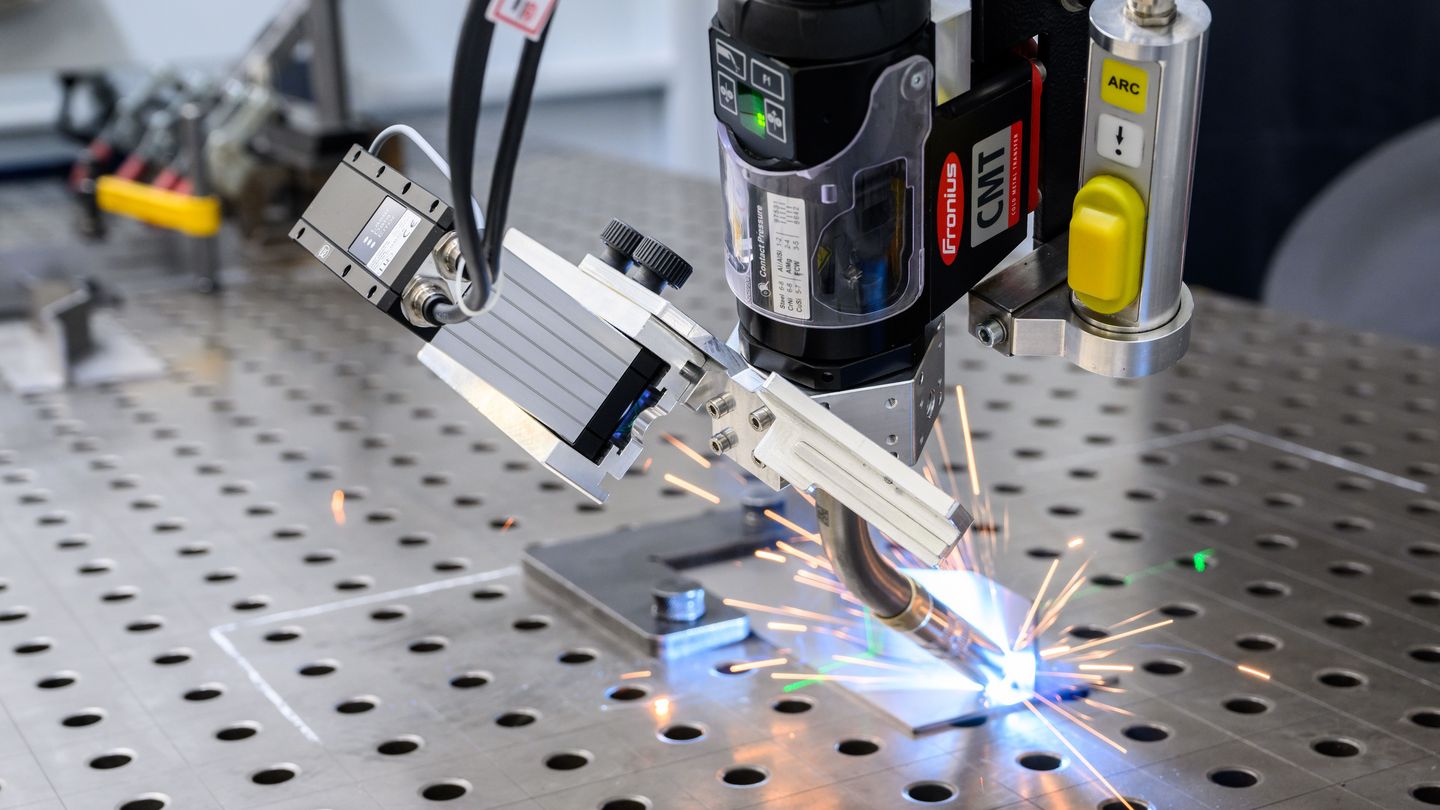 TRUMPF develops smart, self-programming robot that sets its own weld ...