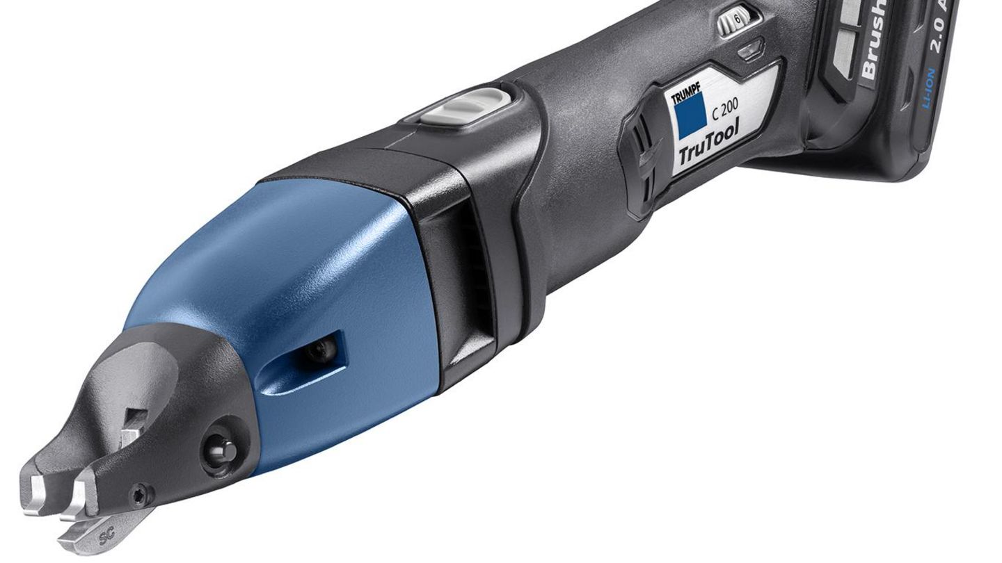 Cordless slitting shear for spiral ducts | TRUMPF