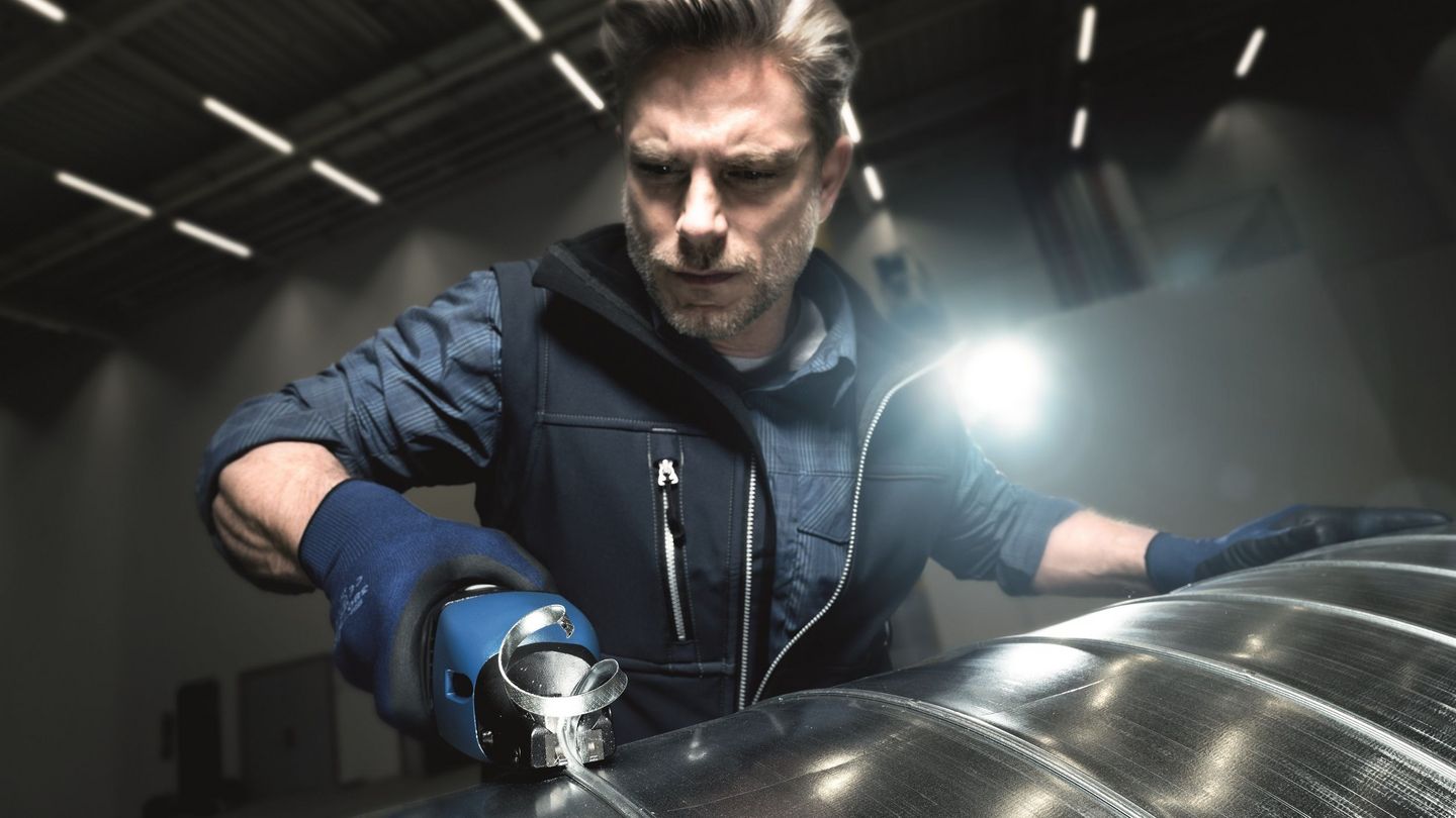 Cordless slitting shear for spiral ducts | TRUMPF