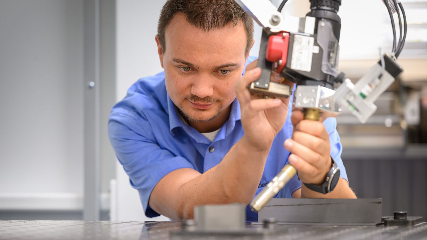 TRUMPF develops smart, self-programming robot that sets its own weld path | TRUMPF