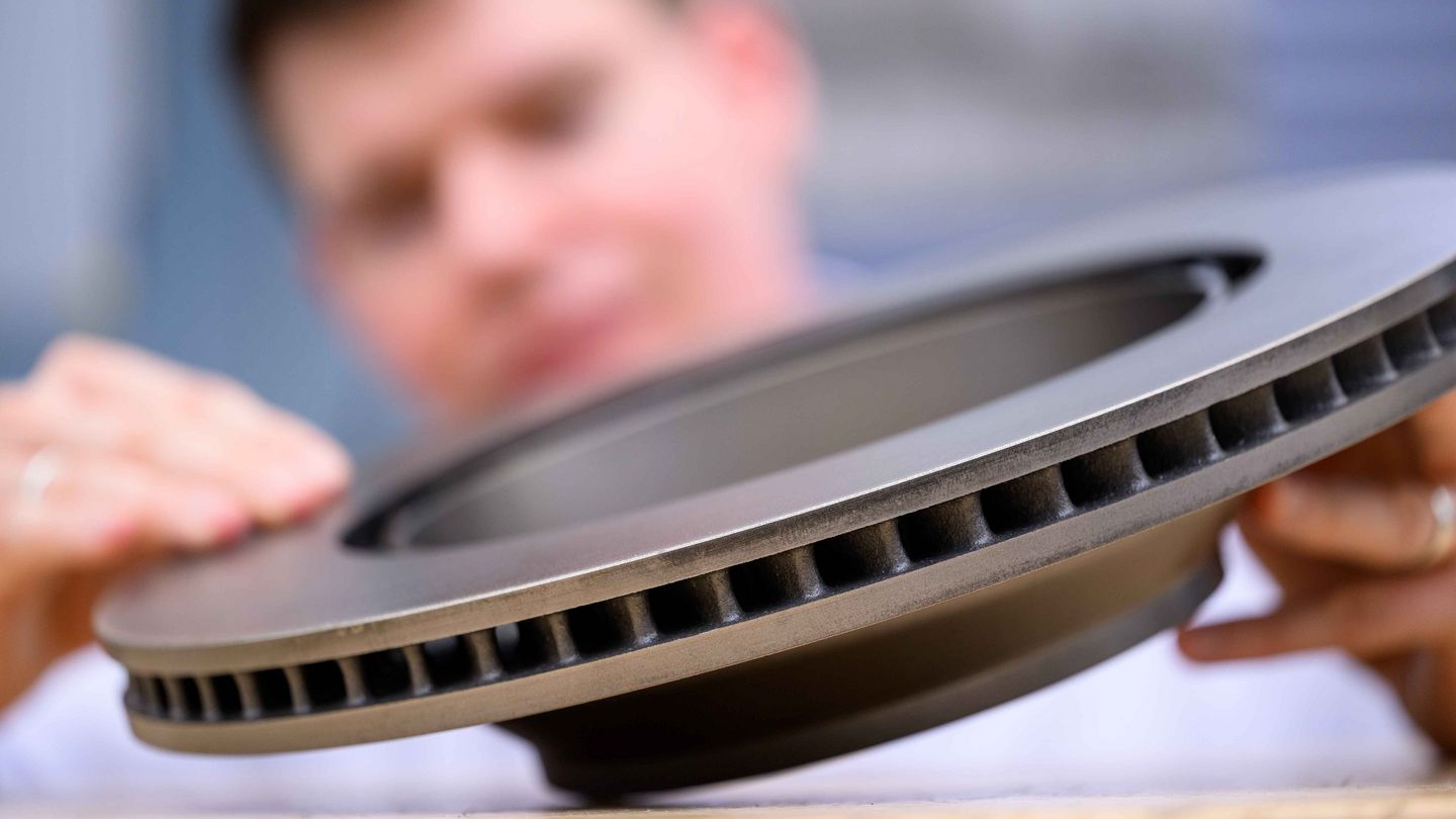 High-speed laser metal deposition on brake disks | TRUMPF