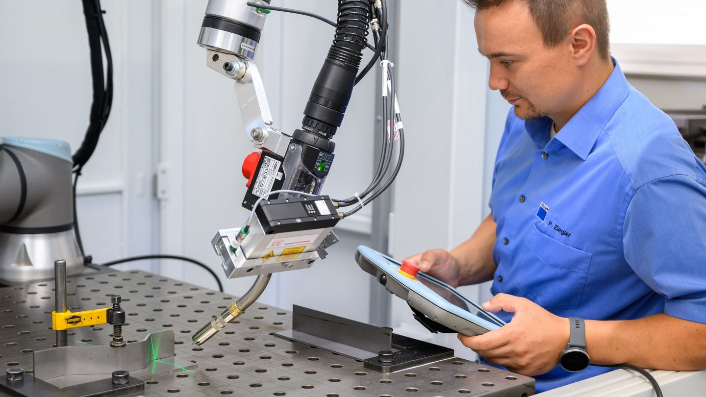 TRUMPF develops smart, self-programming robot that sets its own weld path | TRUMPF