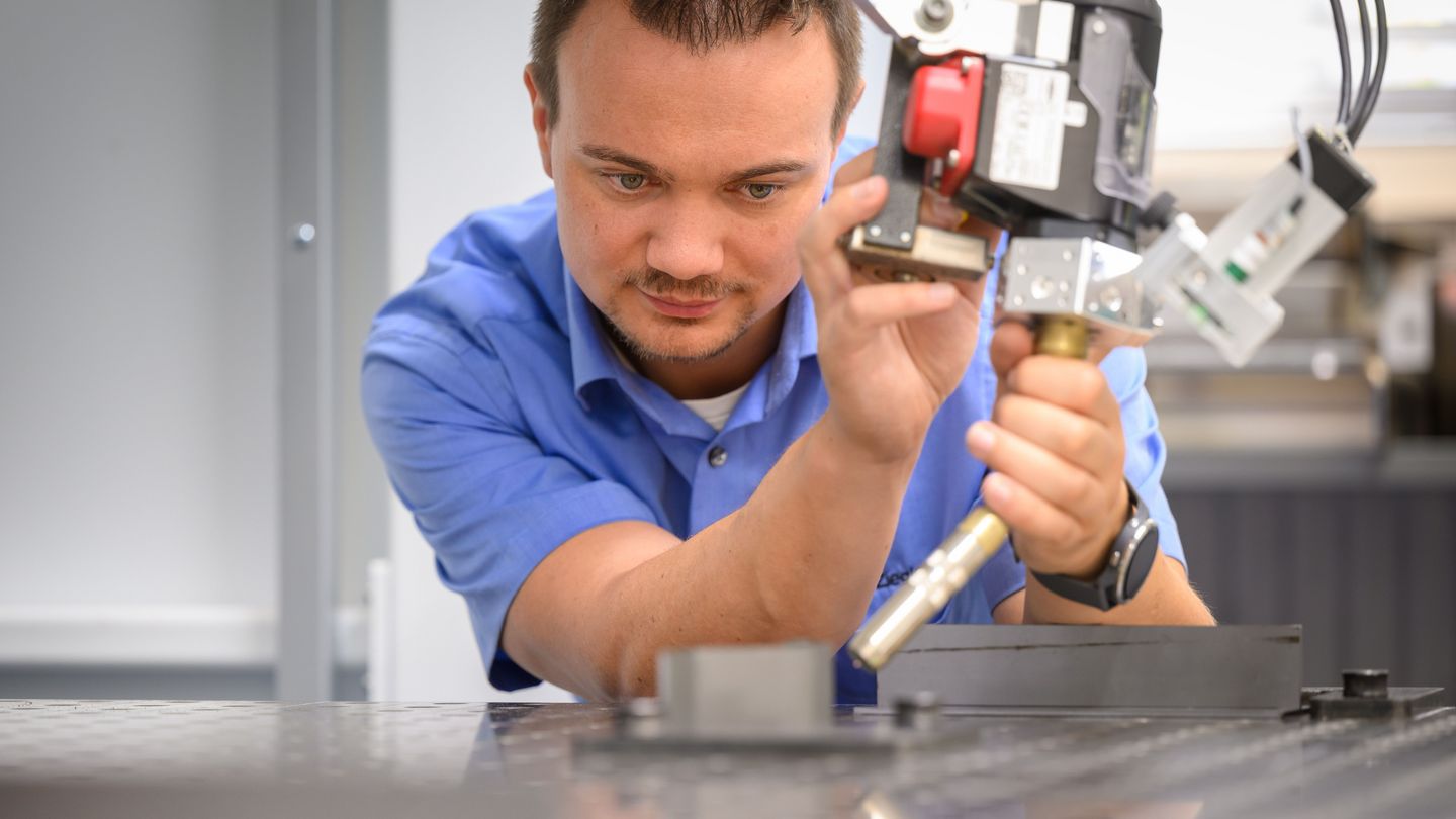 TRUMPF develops smart, self-programming robot that sets its own weld ...